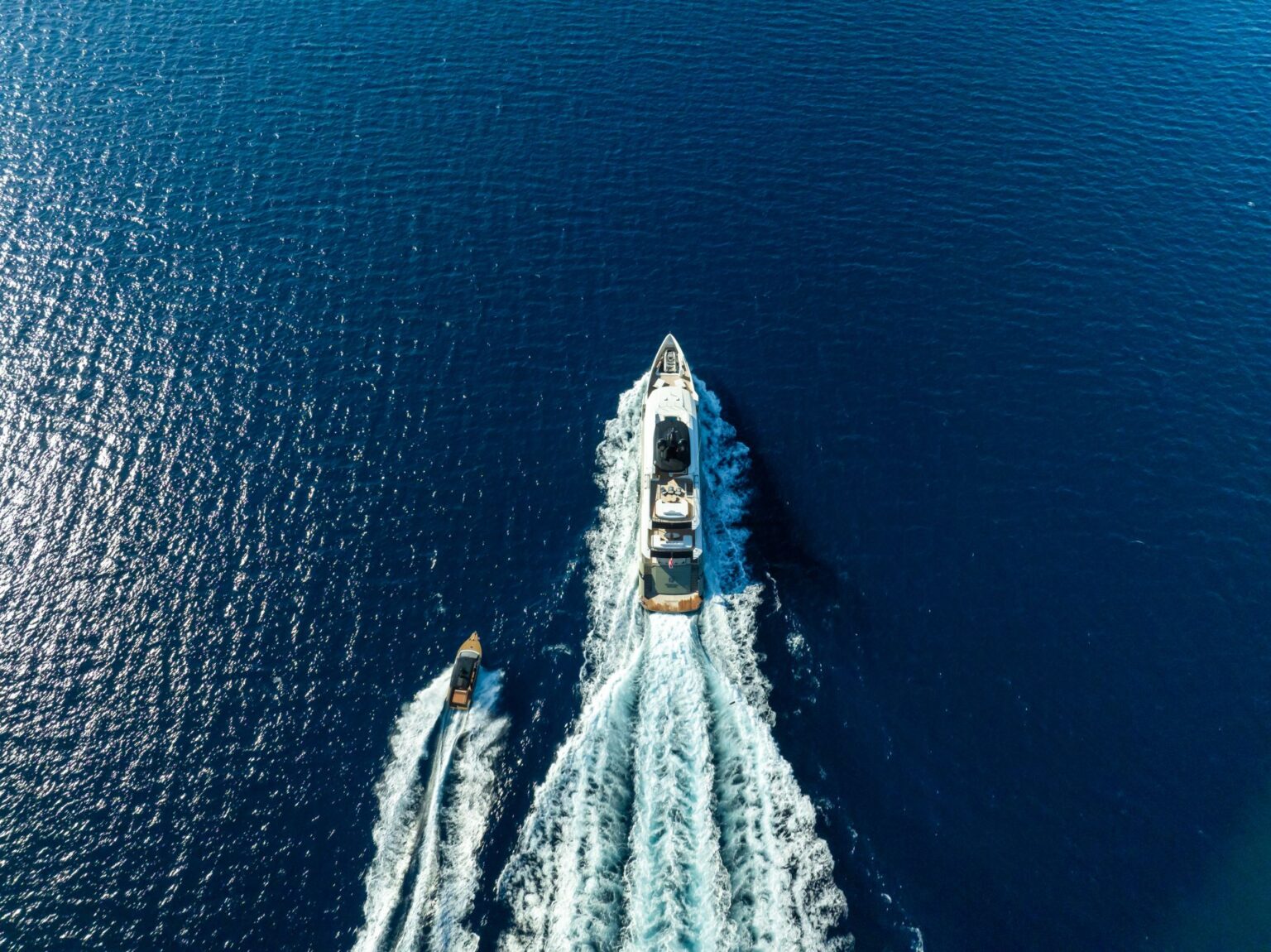 ETERNAL SPARK Yacht's Sister: Shooting Spark Chase Boat | Eternal Spark